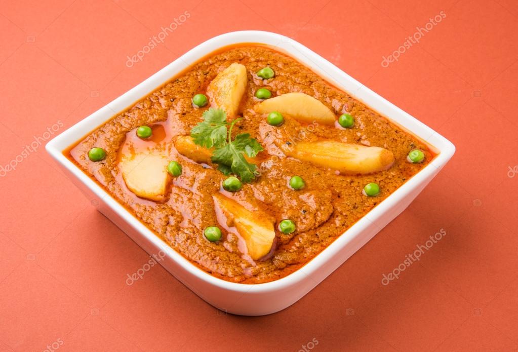 curry de patata o aalu masala o aaloo masala con guisantes verdes ...