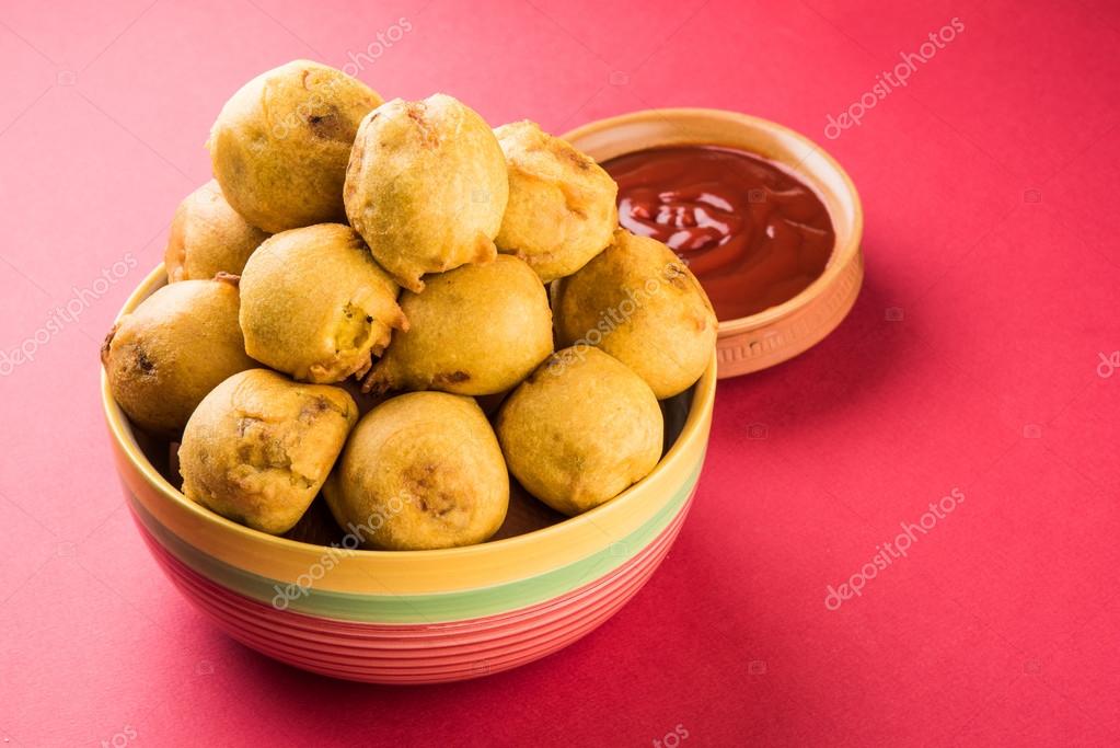 Snack casero indio llamado batata vada o aalu bonda o aalu bonde ...
