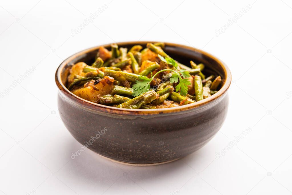 Estilo indio Chawli Aloo subji o sabzi, frijol largo y papas fritas ...