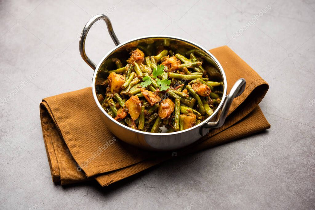 Estilo indio Chawli Aloo subji o sabzi, frijol largo y papas fritas ...