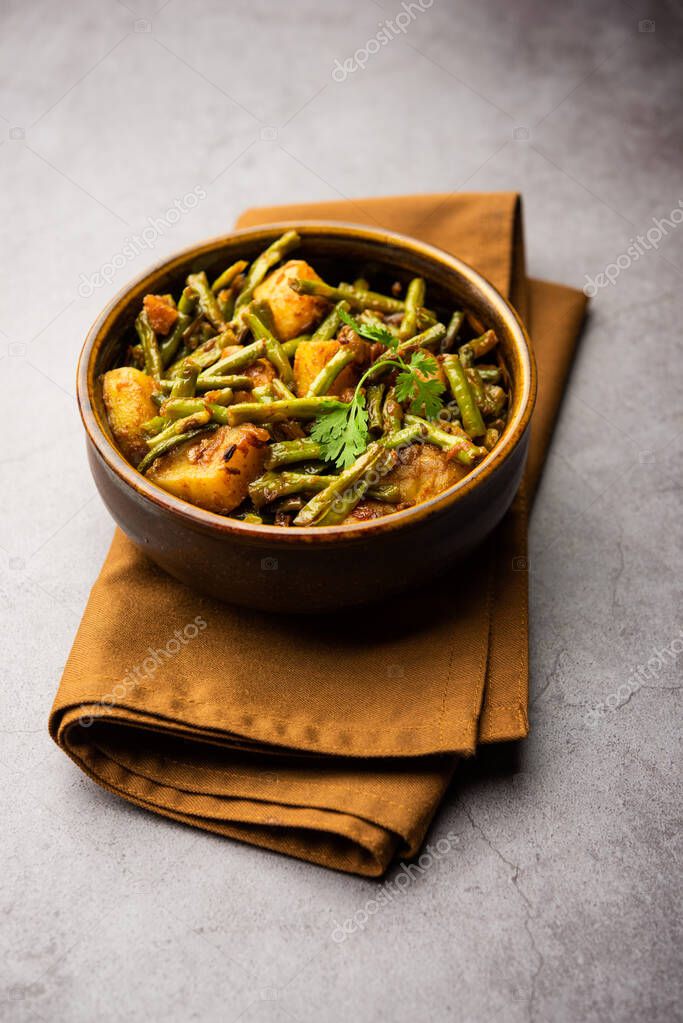 Estilo indio Chawli Aloo subji o sabzi, frijol largo y papas fritas ...