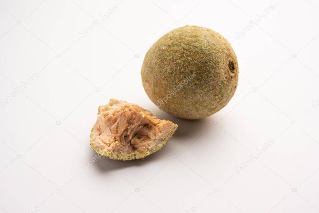 Manzana de madera o fruta de Kavath, aislada sobre fondo blanco 2023