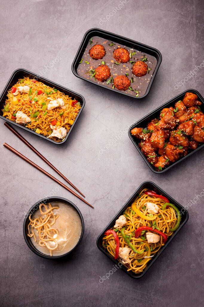 Grupo de comida china Indo entregada a domicilio en envases de plástico ...