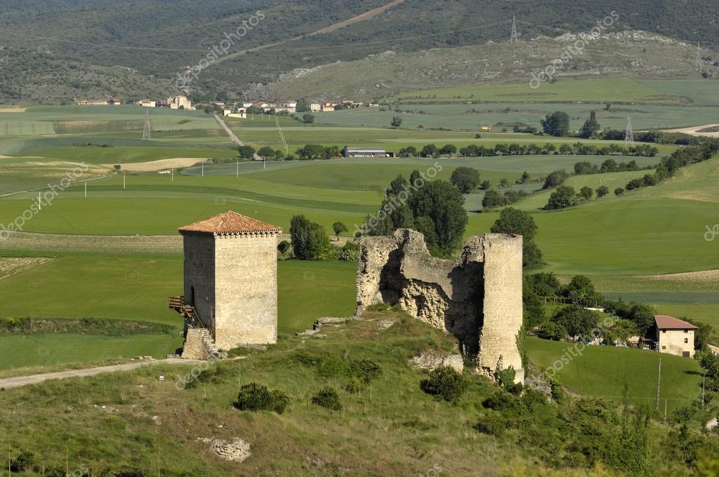Castillo y muro en Santa Gadea del Cid en la provincia de Burgos ...