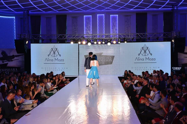 TIMISOARA, ROMANIA - 14 de mayo de 2019: Modelo de caminar por la ...