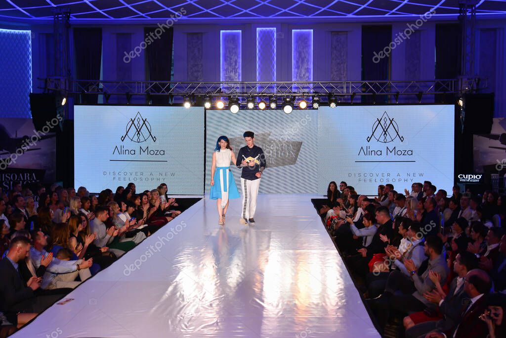 TIMISOARA, ROMANIA - 14 de mayo de 2019: Modelo de caminar por la ...