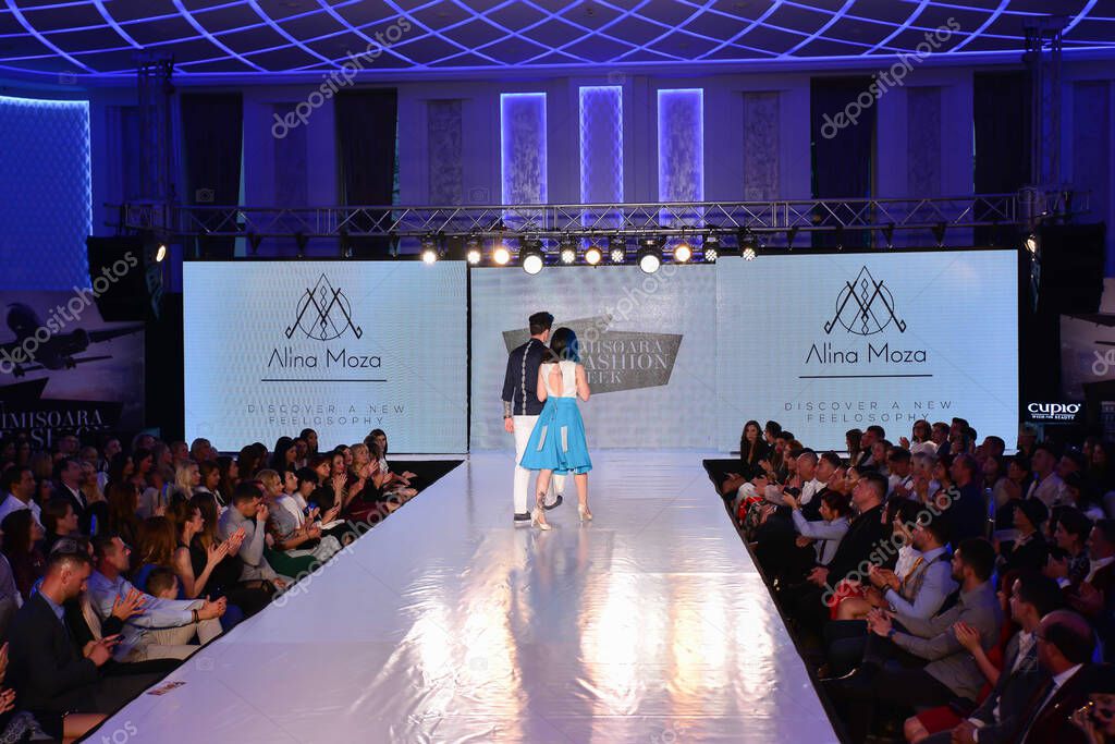 TIMISOARA, ROMANIA - 14 de mayo de 2019: Modelo de caminar por la ...