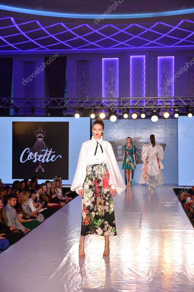 TIMISOARA, ROMANIA - 14 de mayo de 2019: Modelo de caminar por la ...