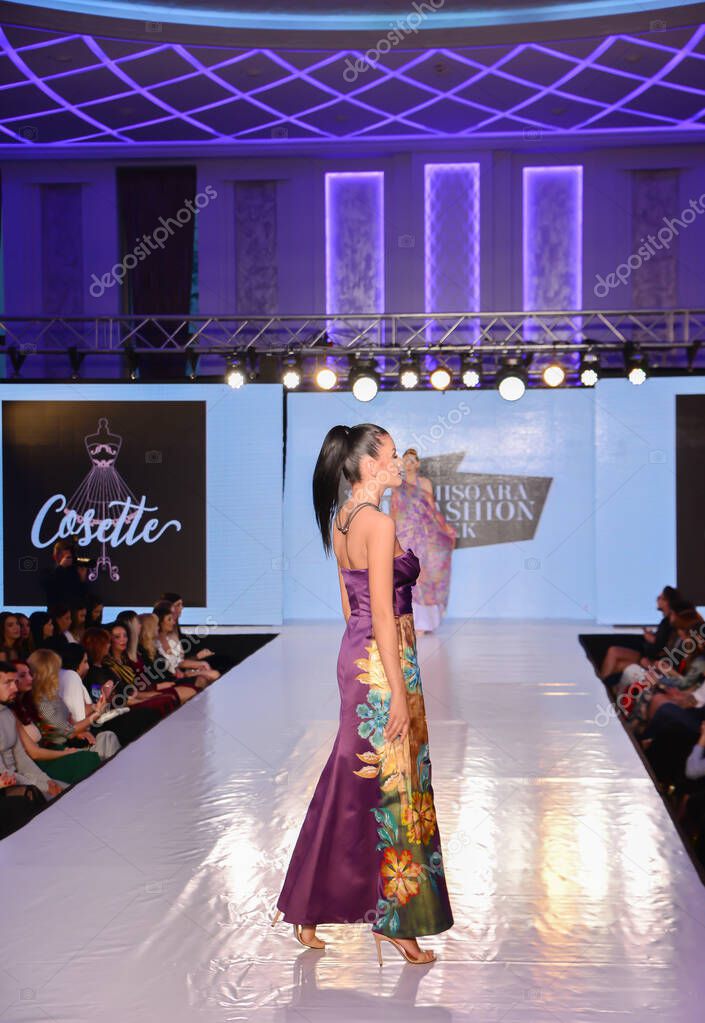 TIMISOARA, ROMANIA - 14 de mayo de 2019: Modelo de caminar por la ...