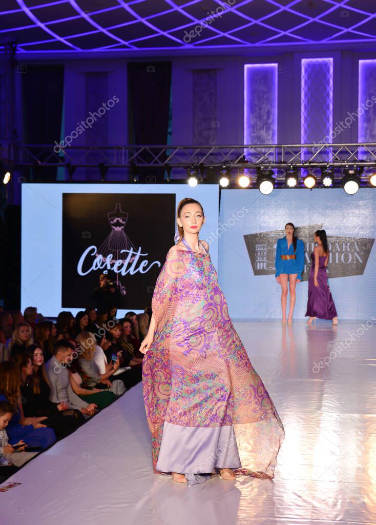 TIMISOARA, ROMANIA - 14 de mayo de 2019: Modelo de caminar por la ...