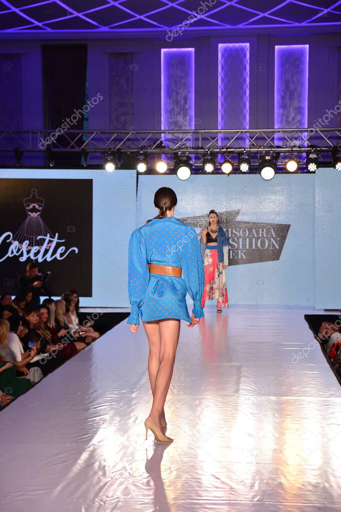 TIMISOARA, ROMANIA - 14 de mayo de 2019: Modelo de caminar por la ...