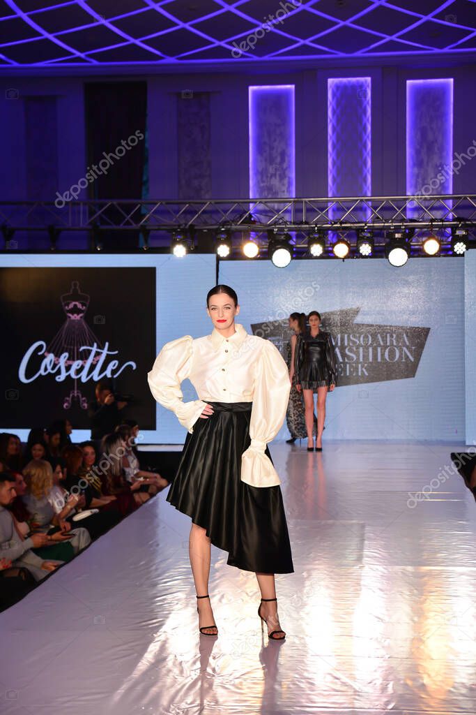 TIMISOARA, ROMANIA - 14 de mayo de 2019: Modelo de caminar por la ...