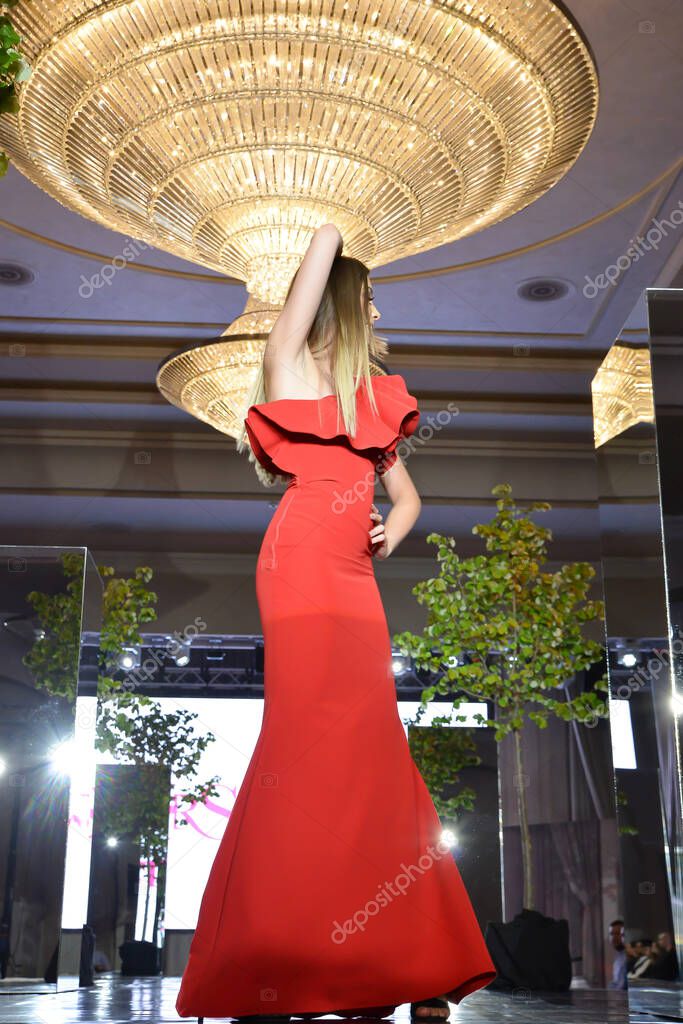 TIMISOARA, ROMANIA - 14 de mayo de 2019: Modelo de caminar por la pista ...