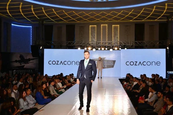 TIMISOARA, ROMANIA - 14 de mayo de 2019: Modelo de caminar por la ...