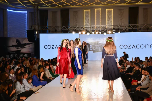 TIMISOARA, ROMANIA - 14 de mayo de 2019: Modelo de caminar por la ...