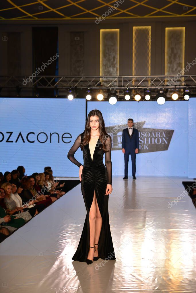 TIMISOARA, ROMANIA - 14 de mayo de 2019: Modelo de caminar por la ...