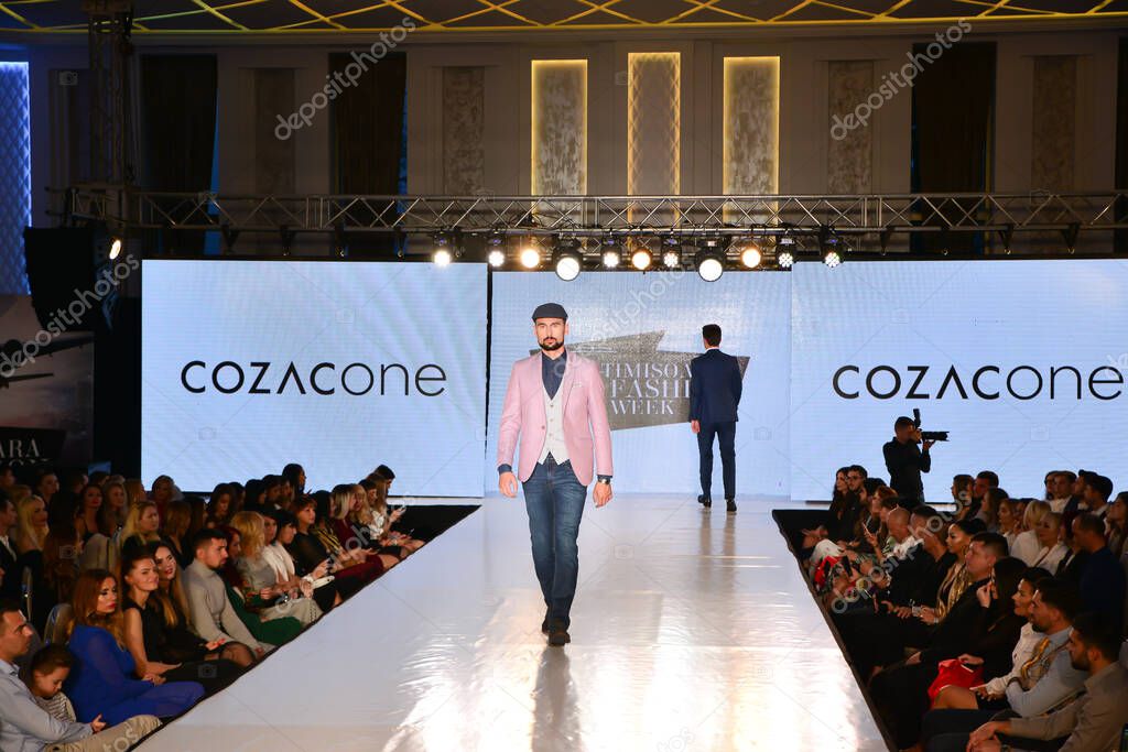 TIMISOARA, ROMANIA - 14 de mayo de 2019: Modelo de caminar por la ...