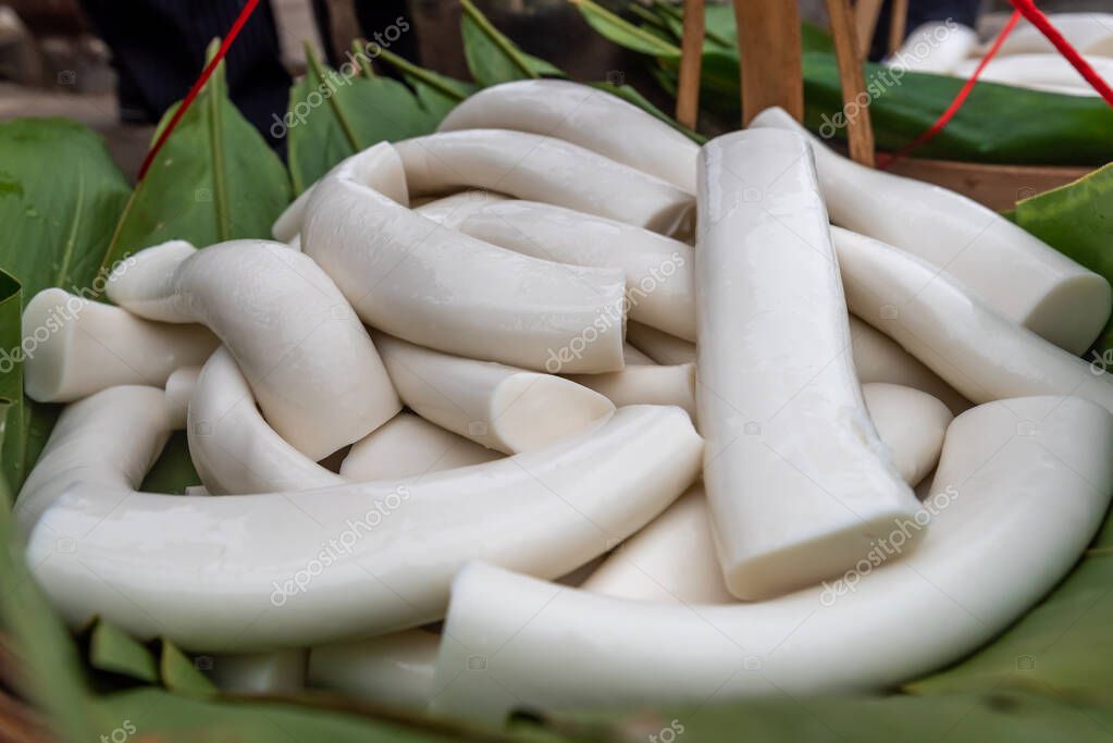 El proceso de producción de aperitivos tradicionales chinos, tiras de ...