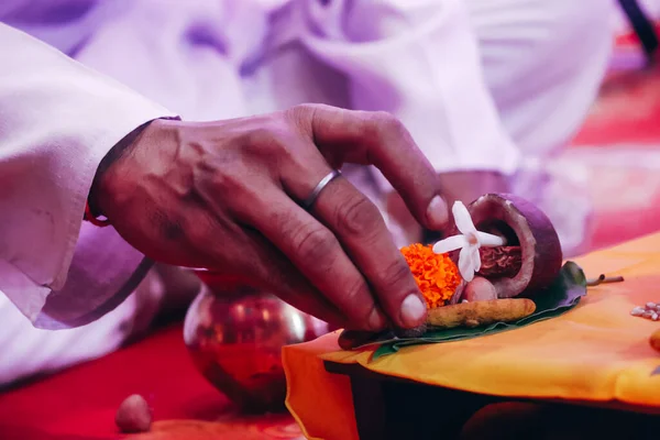 Offrande à dieu images libres de droit, photos de Offrande à dieu | Depositphotos