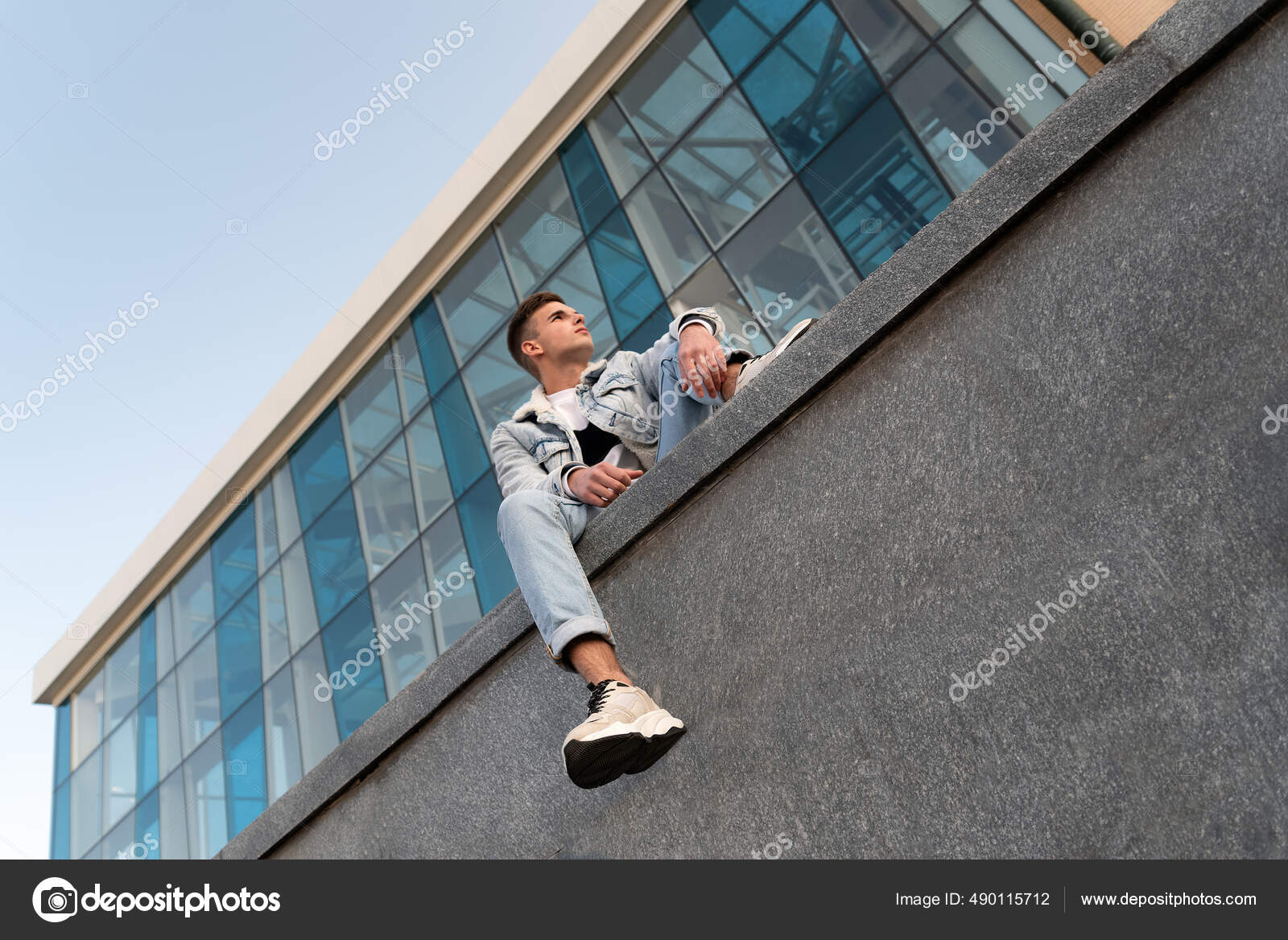 Retrato Del Estudiante Descansando Calle Joven Guapo Con Ropa Elegante ...