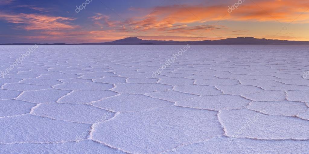 Salar de Uyuni en Bolivia al amanecer 2024