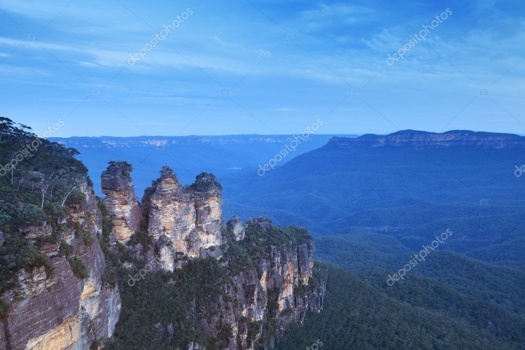 Three Sisters rock formation, Blue Mountains, Australia at dusk — Stock ...