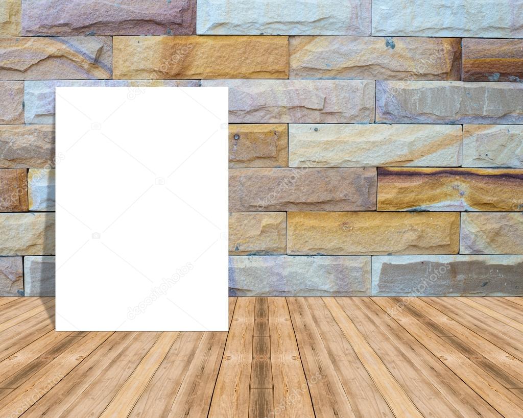 Cartel de papel en blanco en el piso de madera de tablón y la pared de ...