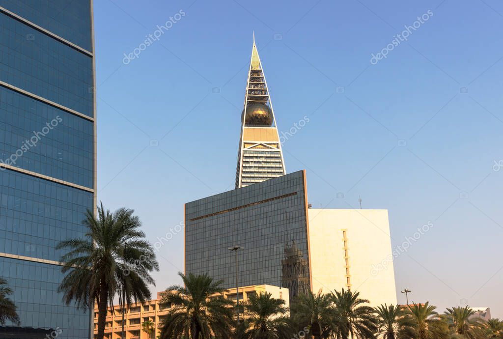 Riad, Arabia Saudita, KSA - 25 de agosto de 2021 Al Faisaliah Tower ...