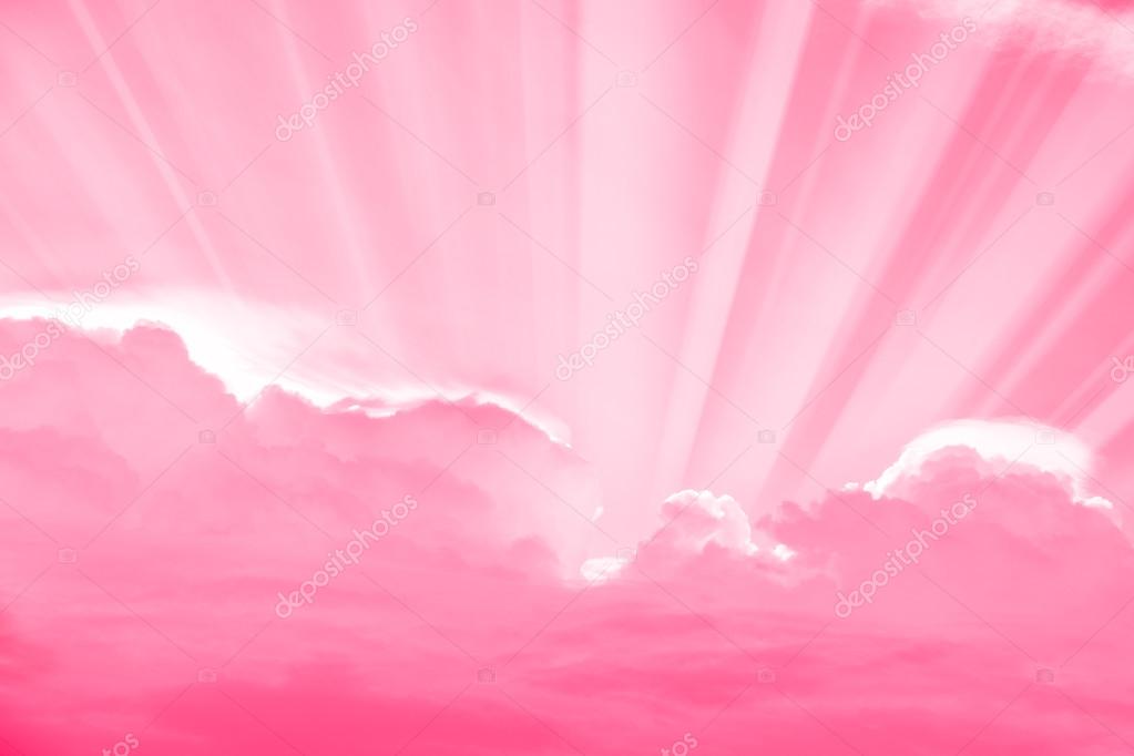 Cielo rosado y rayos de luz brillando con nubes 2023