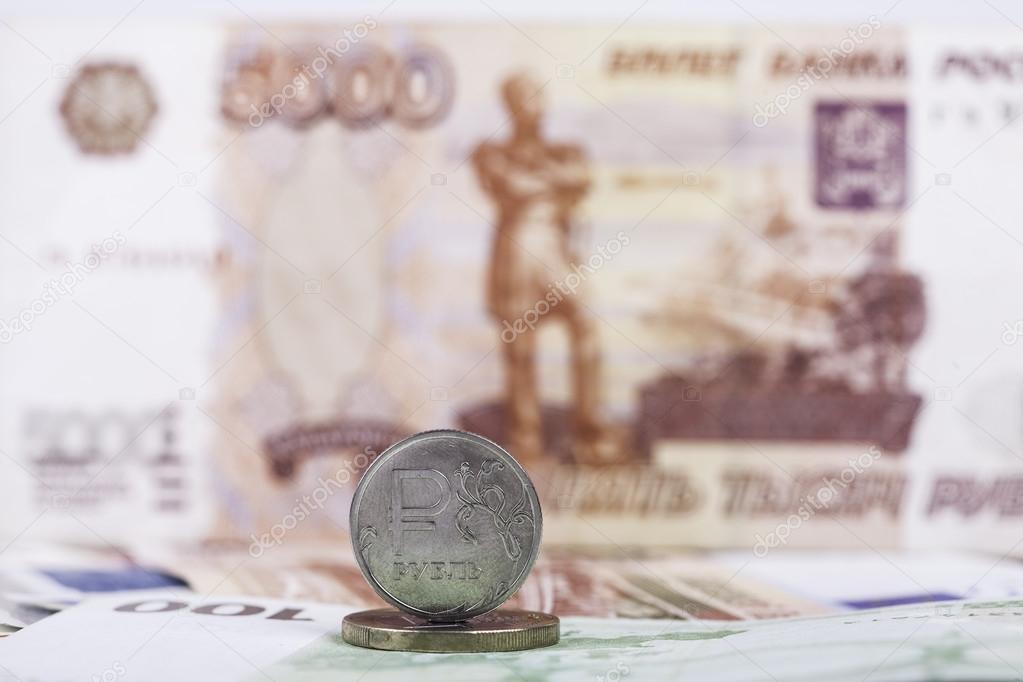 moneda de rublo en el fondo del billete 5000 rublos primer plano 2024