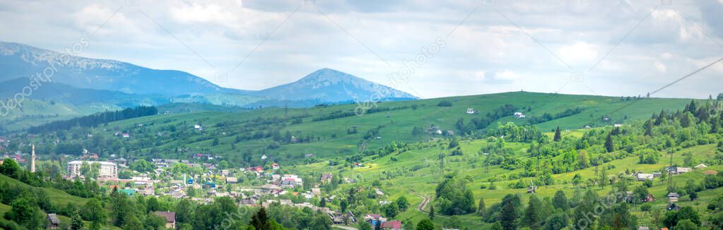 Panorama de la pequeña ciudad de Yasinia con el telón de fondo de las ...