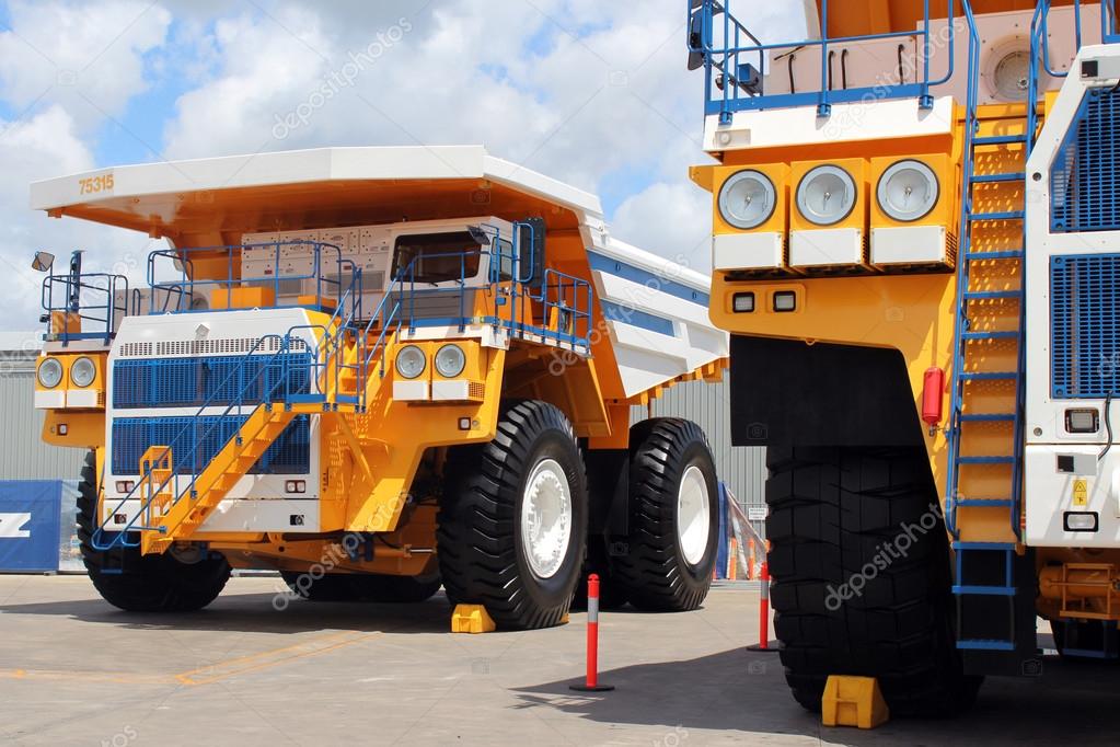 New dump trucks on a sunny day — Stock Photo © Nikolaskus #92362540