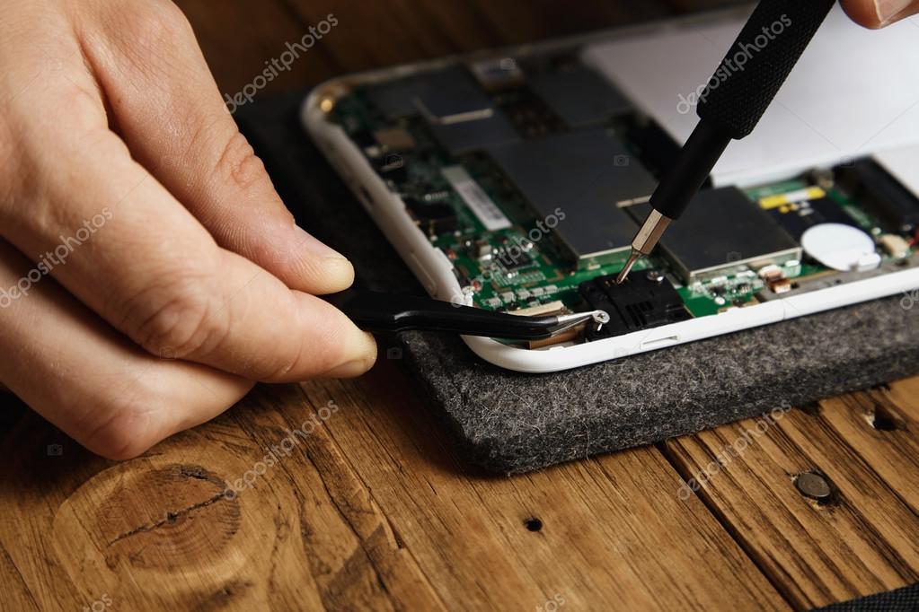 Master utiliza herramientas especiales para desmontar el dispositivo 2023