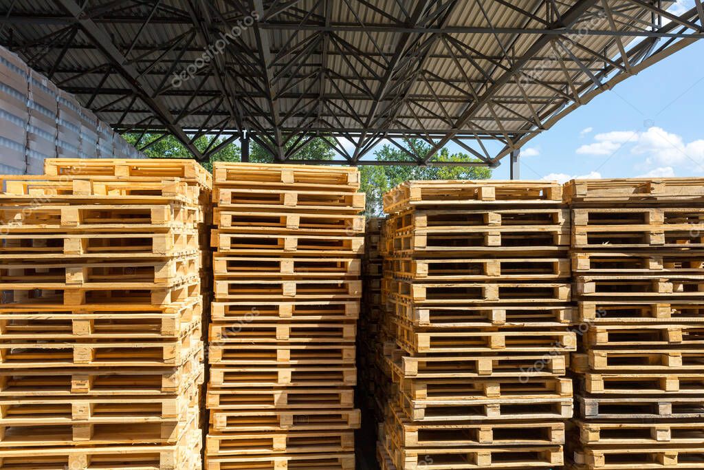 El apilado de una plataforma para montacargas. Embalaje y transporte de ...