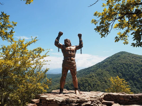 Rusia, Sochi 12.07.2020. La estatua de prometheus est parada en una ...