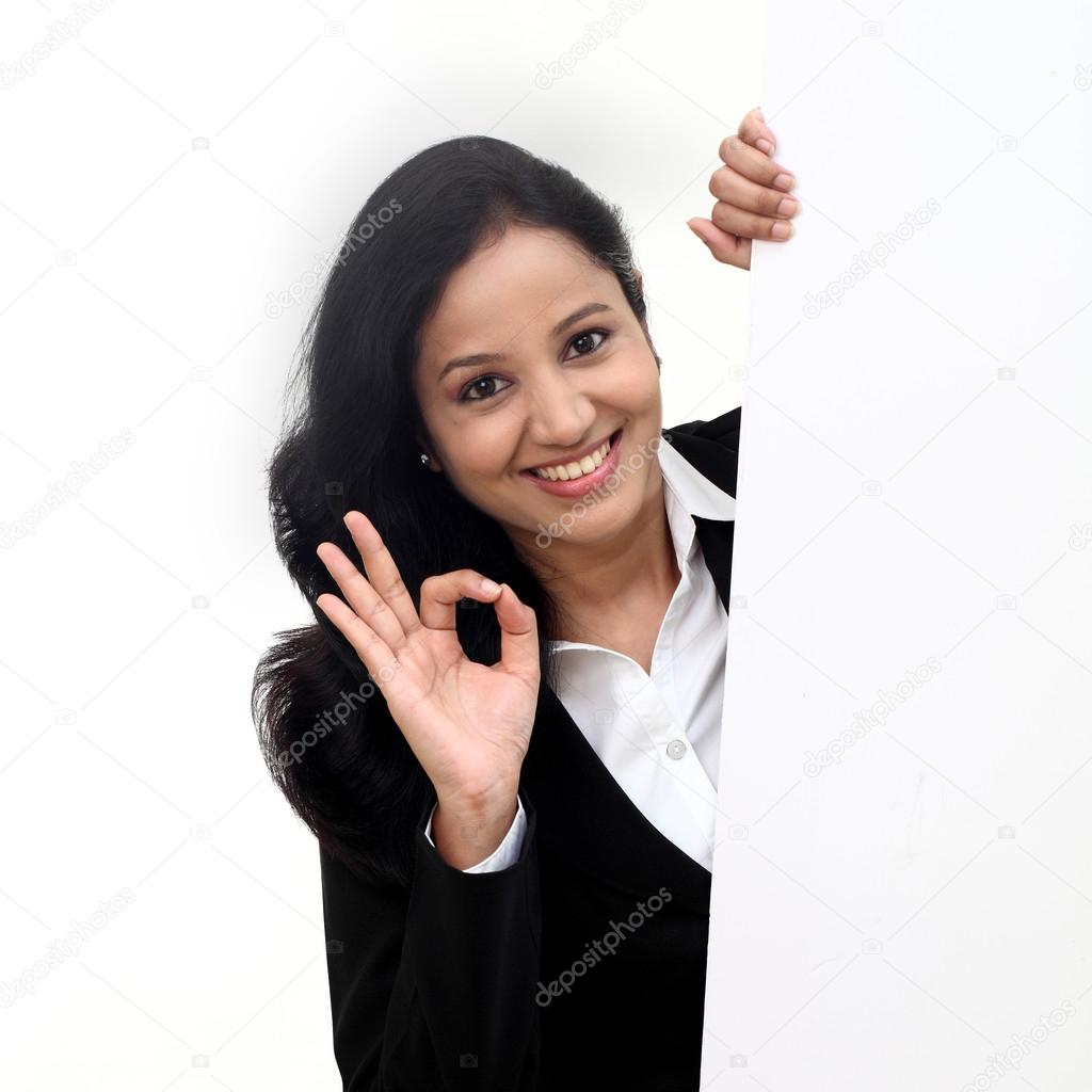 Happy business woman showing blank signboard — Stock Photo ... Happy business woman showing blank signboard — Stock Photo ...