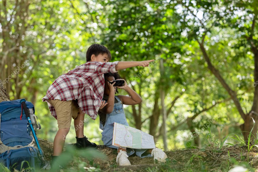 Chico afroamericano de etnia apuntando mano y chica sosteniendo ...
