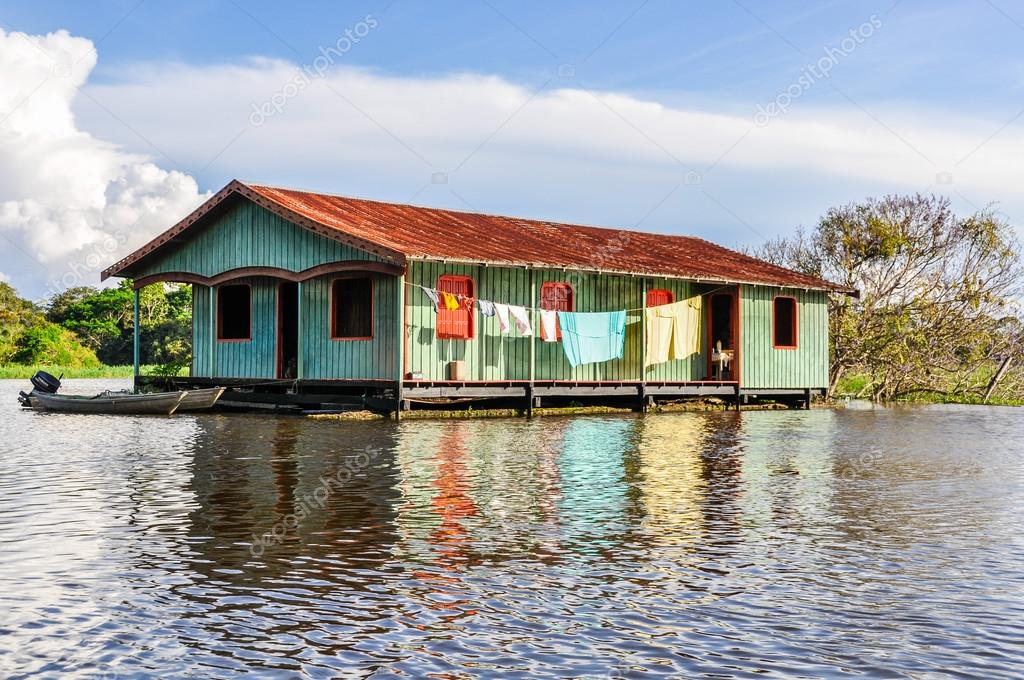Hus vid floden i Amazonas regnskog, Manaos, Brasilien — Stockfotografi ...