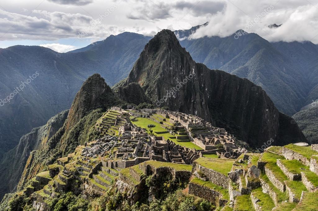 Vista nocturna en Machu Picchu, la ciudad sagrada de Incas, Perú 2024