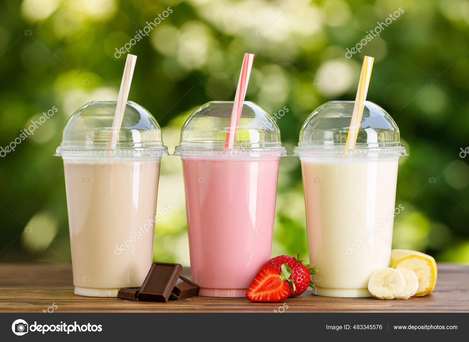 Juego de diferentes batidos en vasos de plástico desechables — Foto de ...