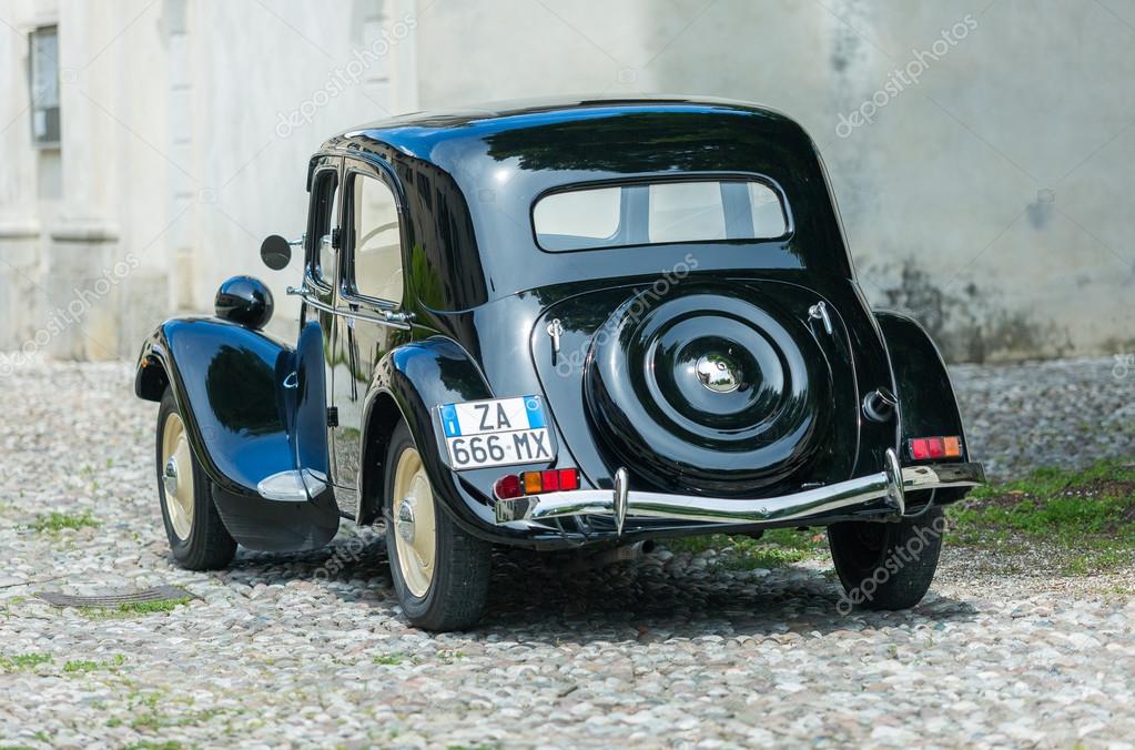 Citroen Traction Avant 7c — Stock Editorial Photo © bluebe #114478616