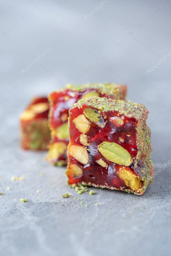 El placer turco - lokum o rahat lokum con los pistachos sobre el fondo ...