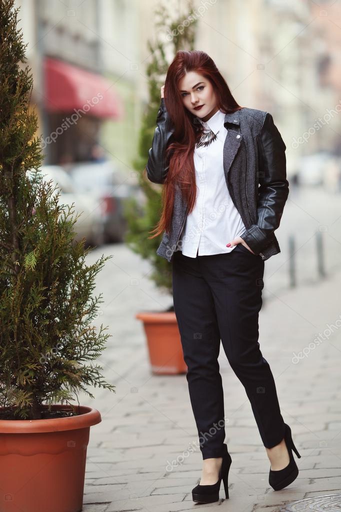 Retrato de cuerpo completo de una joven hermosa dama con ropa clásica y ...