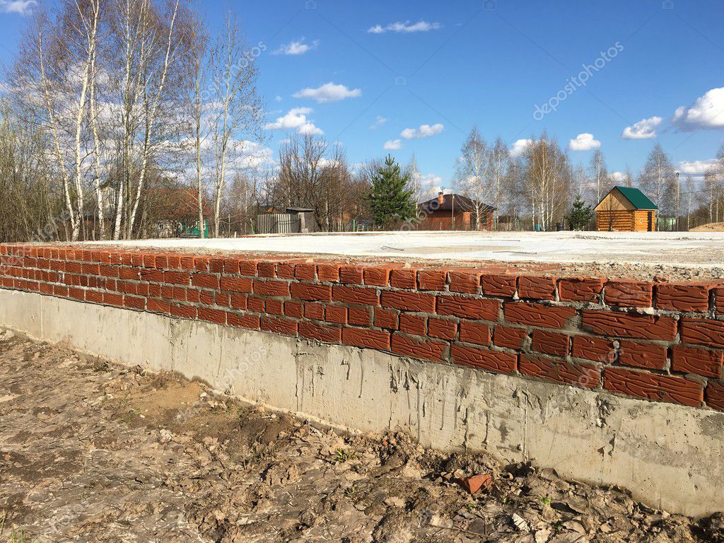 La Fundaci n de la casa con las paredes del s tano de ladrillo rojo 2024