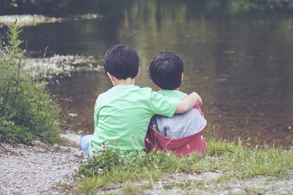 Hermanos abrazados: fotos de stock, imágenes de Hermanos abrazados ...
