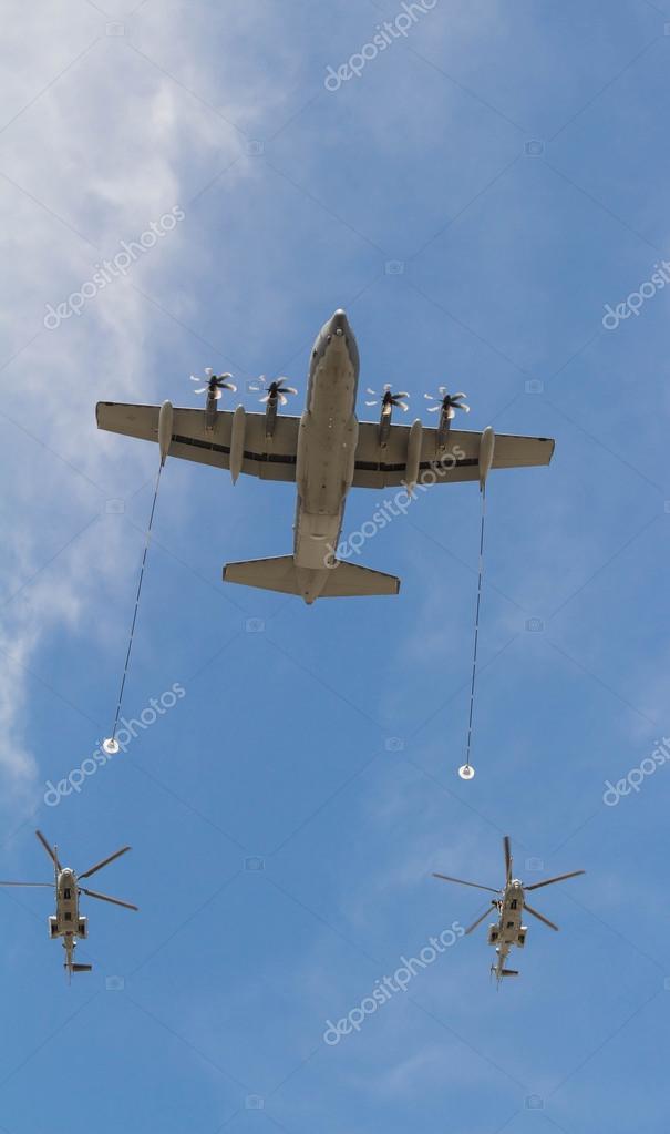 El avi n vuela en el desfile militar del D a de la Bastilla, Par s, Francia 2024