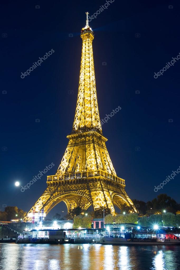 夕方、パリ、フランスのエッフェル塔. — ストック編集用写真 夕方、パリ、フランスのエッフェル塔. — ストック編集用写真