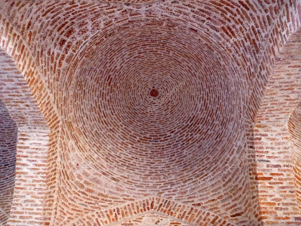 Bóveda de ladrillo rojo alto grande — Fotos de Stock © luciezr #95109336