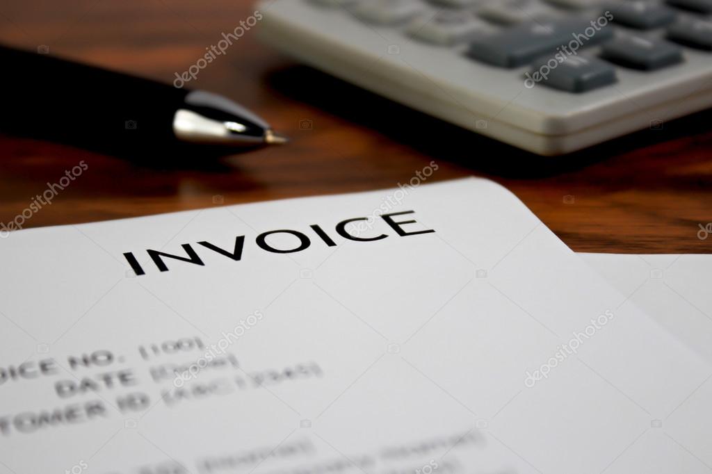 Cabeza de letra de factura con pluma 2025