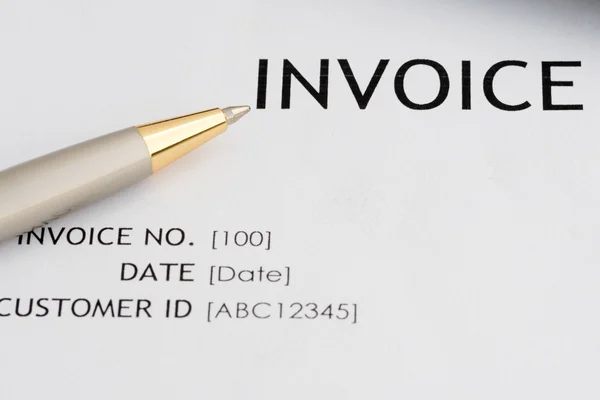 Cabeza de letra de factura con pluma y calculadora: fotografía de stock ...